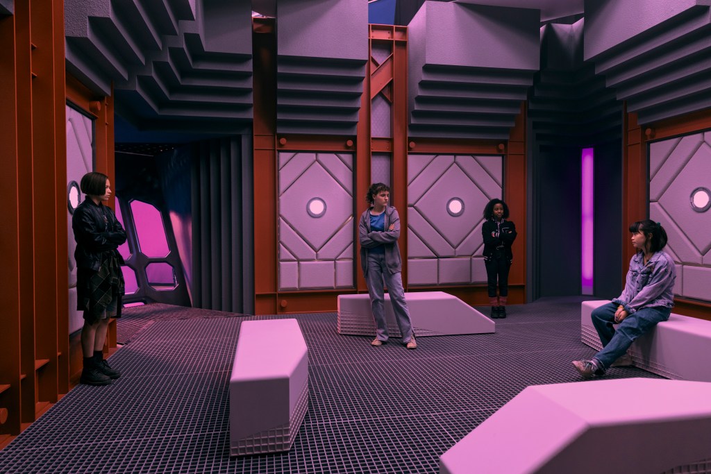 'Paper Girls' 1×08 Review | InBetweenDrafts